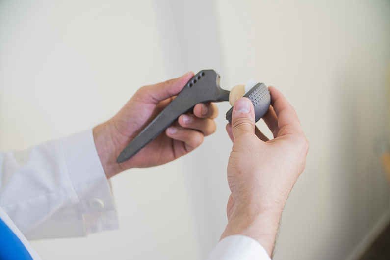 Protesi d'Anca - Cos'è e quando è necessaria - Fisioterapia Latina